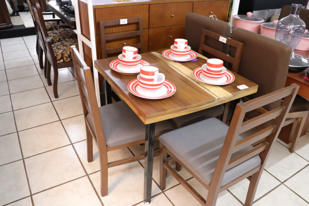 COMEDOR DE MADERA MODERNO CON SILLAS COLOR GRIS – Muebleria Las Colonias